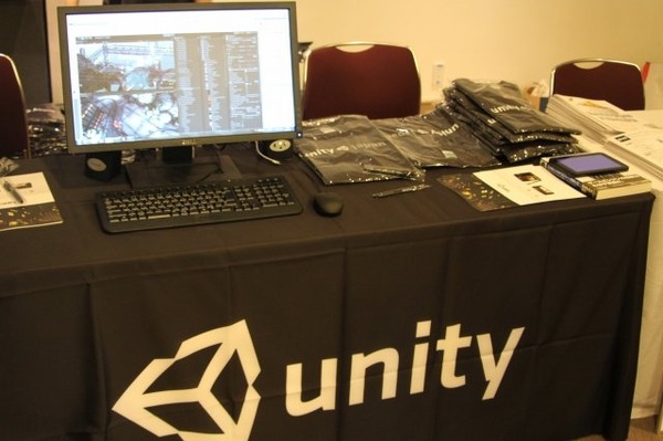 【CEDEC 2011】大賑わいのUnityブースでは、Tシャツを大プレゼント中 | GameBusiness.jp